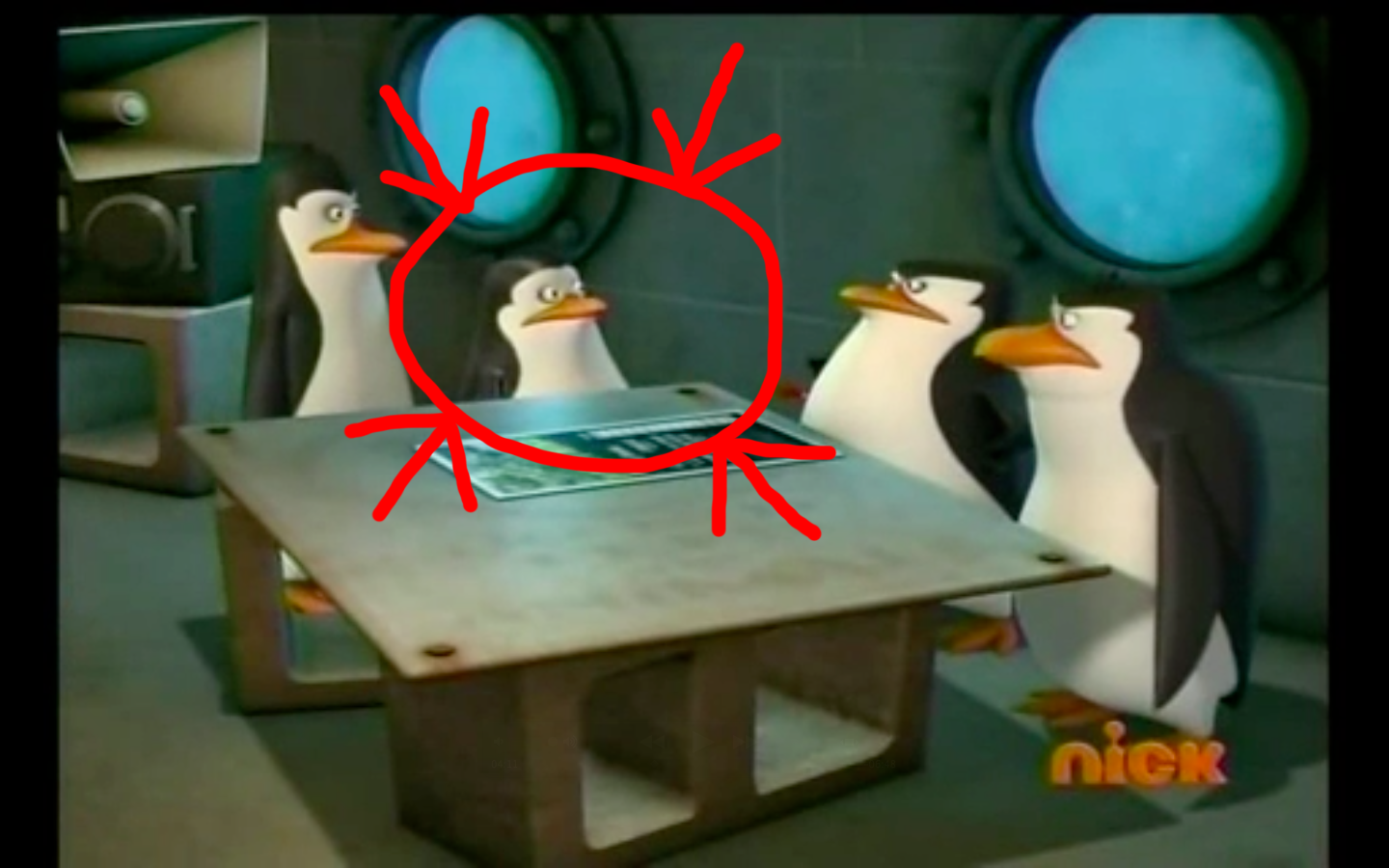 : Cavolo sono proprio i pinguini di Madagascar maaa....C'è qualcosa che ...